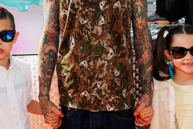 Знаменитите татковци и майки - Травис Баркър с децата си