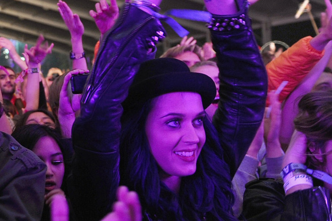 Кейти Пери - секси и разведена - Кейти Пери сред публиката