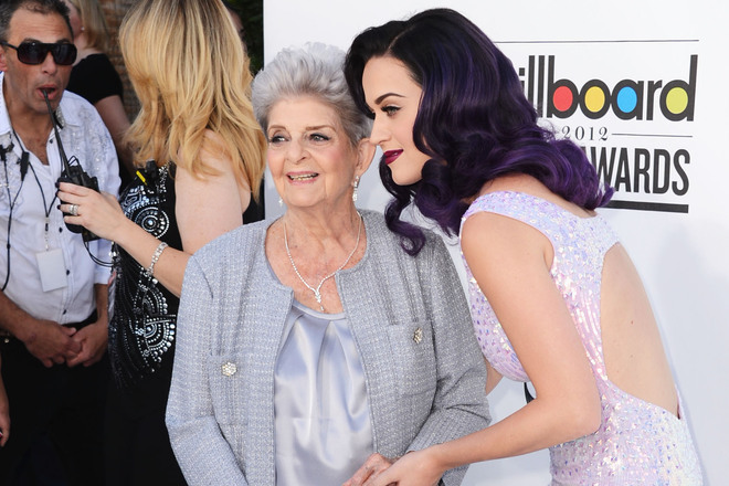 Кейти Пери - секси и разведена - Кейти Пери с баба си на наградите Билборд