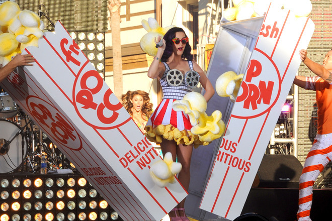 Кейти Пери - секси и разведена - Кейти Пери като кутия с пуканки