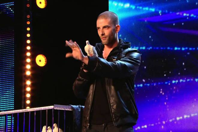 Видео: Изумителен фокусник